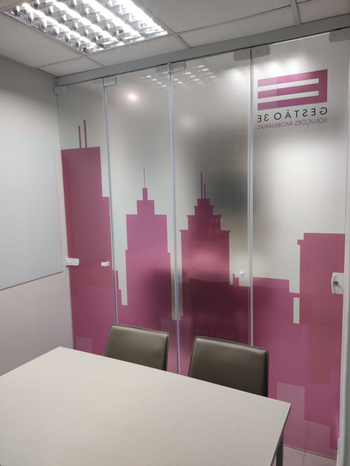 Jateamento de vidro com adesivo personalizado: confira