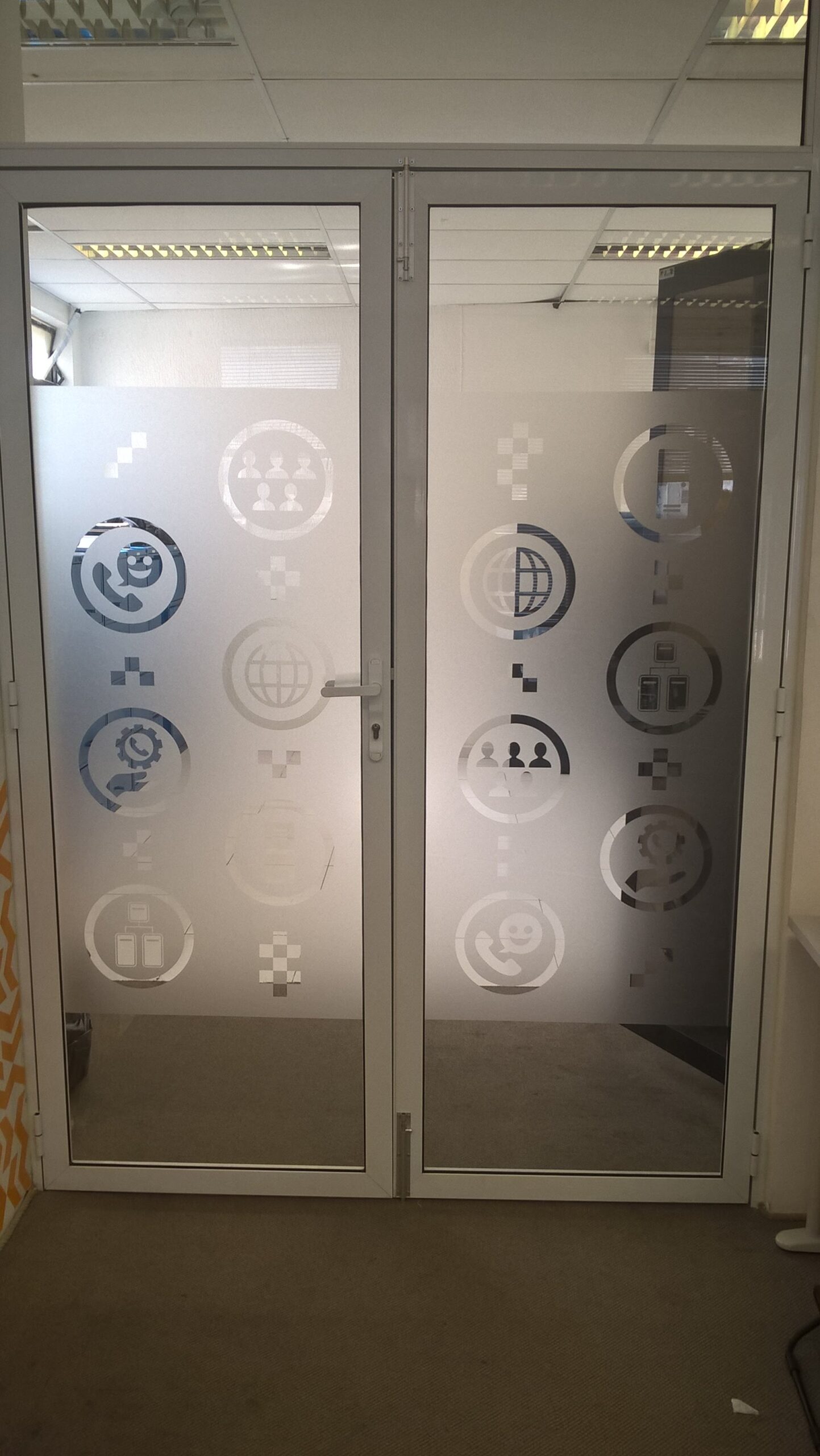 Adesivo jateado para porta de vidro