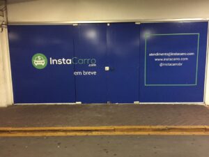 Adesivo para porta e divisória de vidro