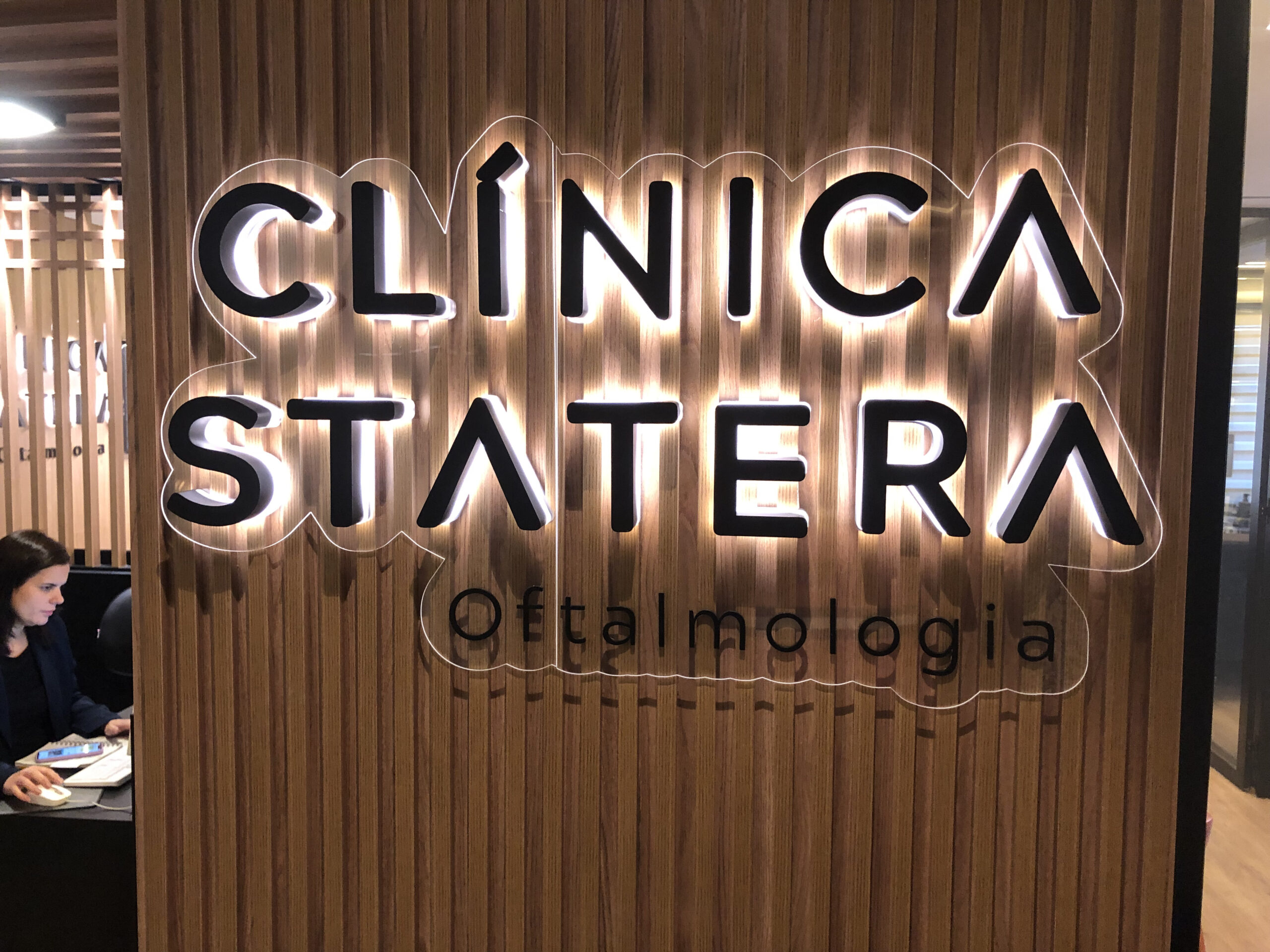 Letra-caixa em chapa com iluminação rebatida