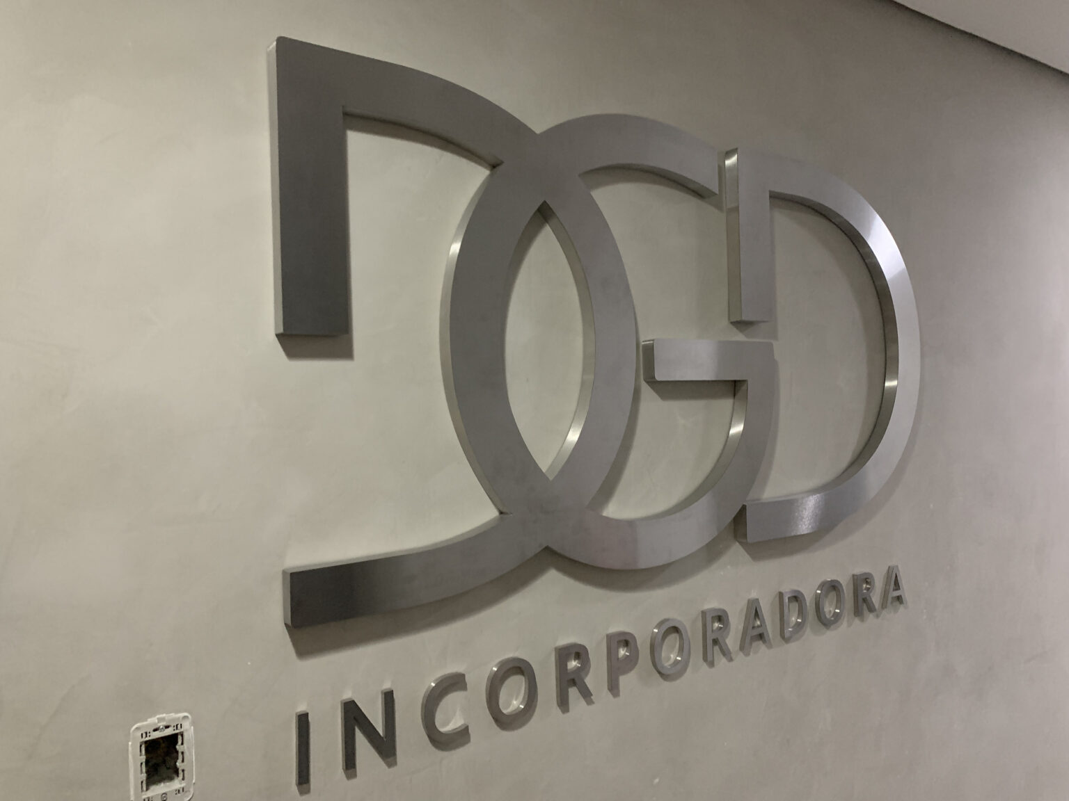 Letra bloco em aço inox escovado